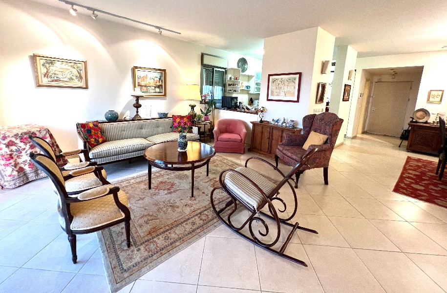 French Hill - 5 Room Terraced Home - ( Hill Top ) Open Floor Plan ...